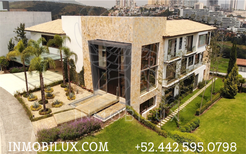 Casa en Venta en Country Club Bosque Real - Estado de Mexico / INMOBILUX